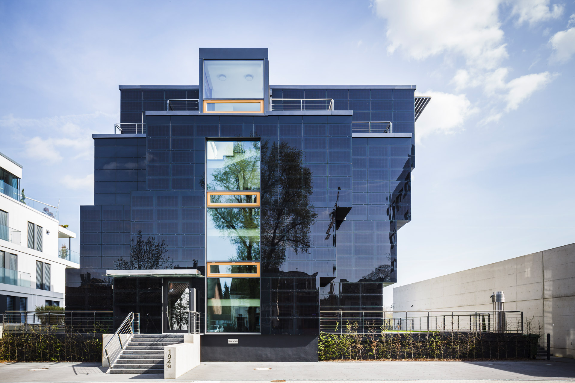 Schwarze Glas-Glas-Module - eFORM color - SUNOVATION | Building ...